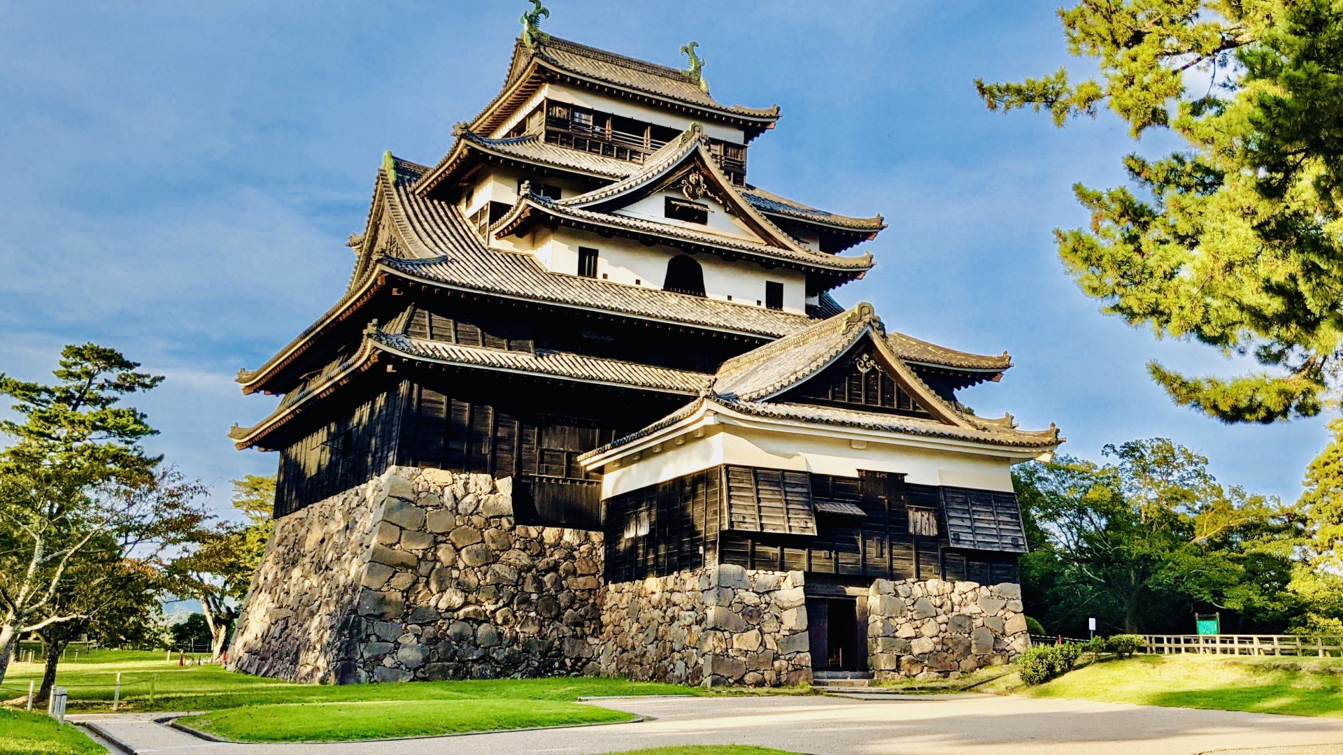 Matsue Castle, a national treasure and beautiful cherry blossoms | Japanese Local Tourist Guide